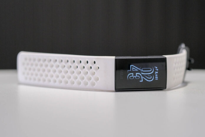 Fitbit Versa VS Charge 3 - Which is Better - 2024 Guide - Green Poison