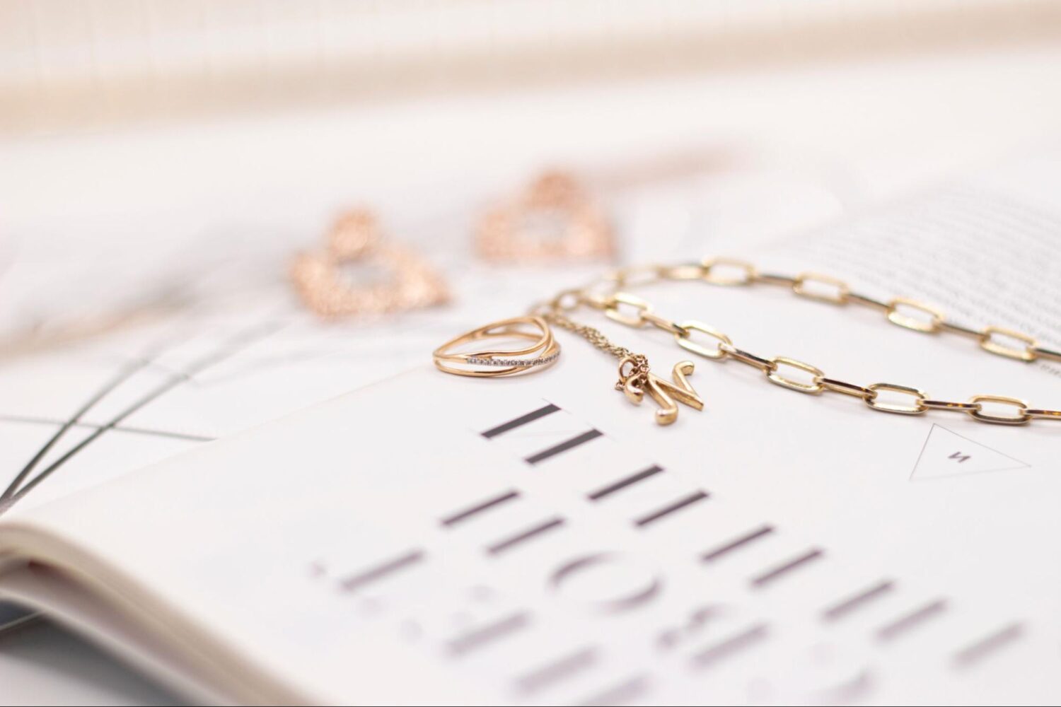 A Guide on How to Wear a Gold Chain - Green Poison