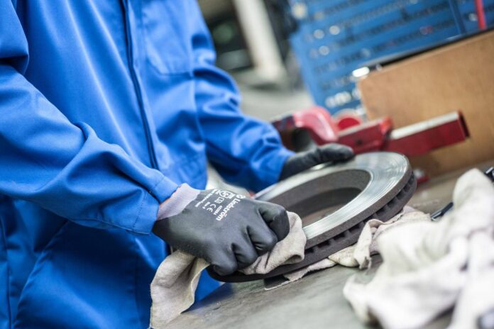 A Comprehensive Guide To Buying Industrial Wipers And Rags - Green Poison